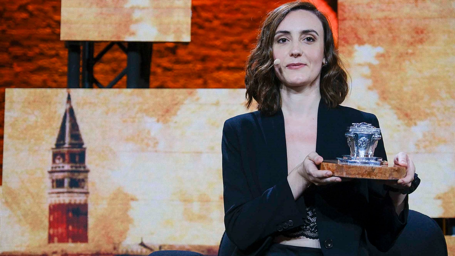 Giulia Caminito, L'acqua del lago non è mai dolce | Letteratura | Rai ...